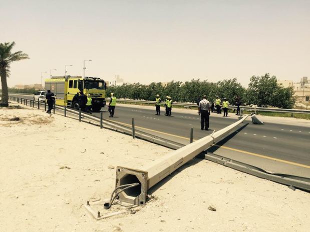 Bahrain News: Strong winds uproot lamp post, causes traffic jam on ...