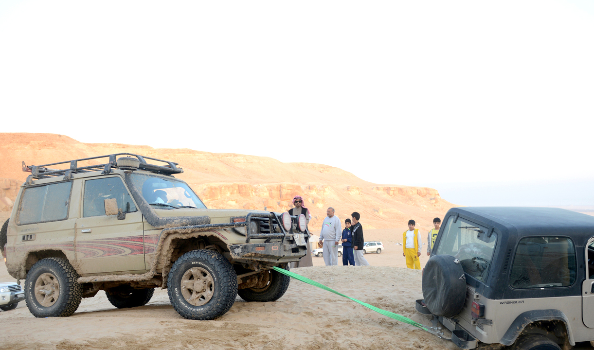 Kuwait: Kuwaiti volunteers rescue motorists in trouble in desert