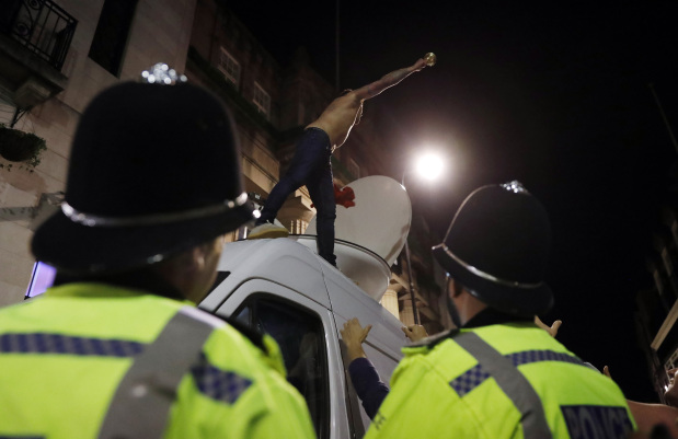 Football: IN PICS: Euphoria in streets of Leicester as outsiders take ...