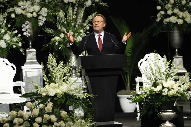 Celebs: Billy Crystal delivers heartfelt eulogy for Muhammad Ali