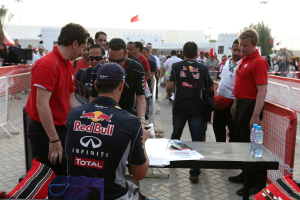F1: Autograph session for fans