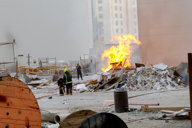 Bahrain News: VIDEO: 100 evacuated from buildings in Juffair as fire ...