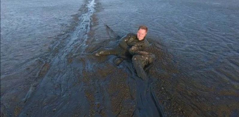 OMG: VIDEO: Drone films Photographer’s Incredible crawl through mud to ...
