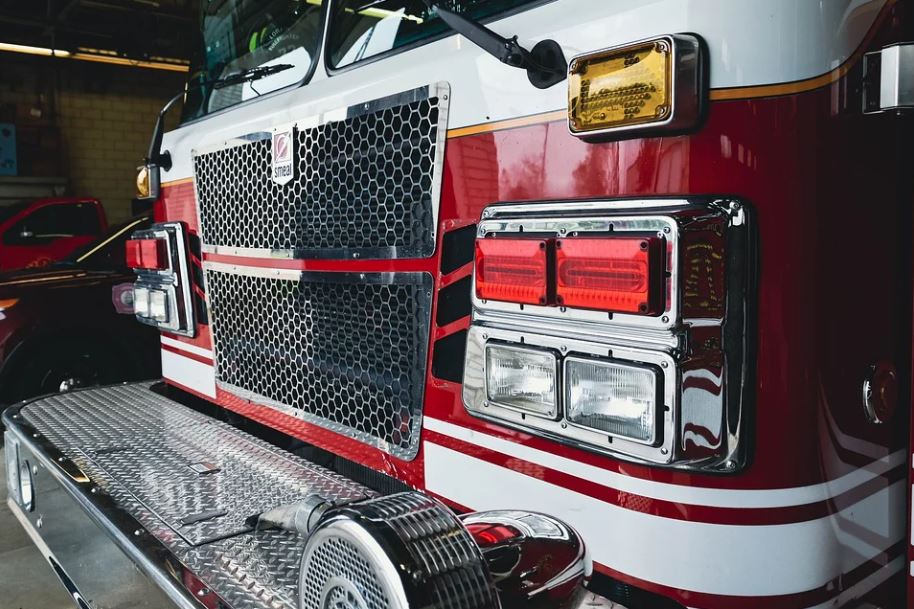 Oman: Firefighters rescue three people from house fire in Oman