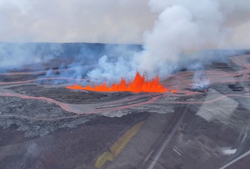 World News: VIDEO: World's largest active volcano erupts for first time ...