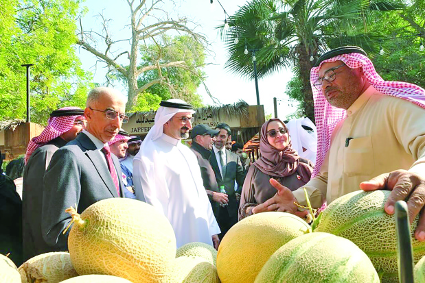 Bahrain News: Ministers visit market