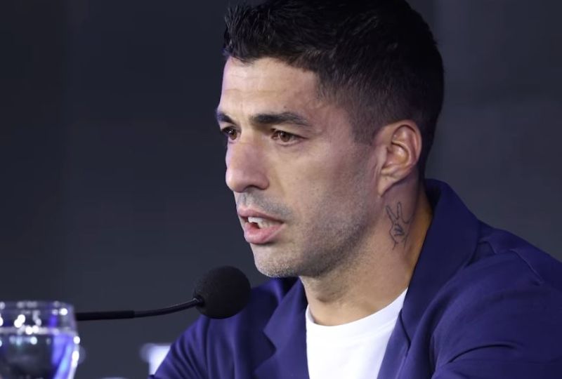 Football: Uruguay striker Suarez announces international retirement