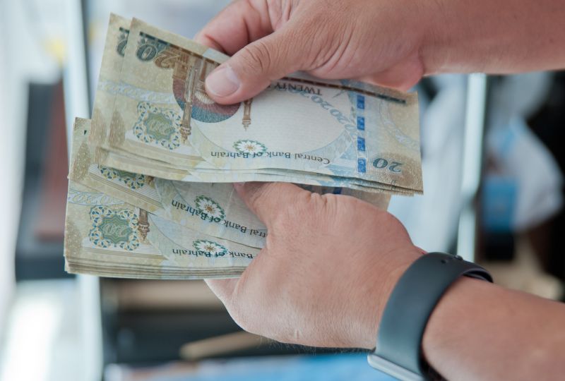 Bahrain News: Labour Ministry officials hold talks to resolve wage dispute