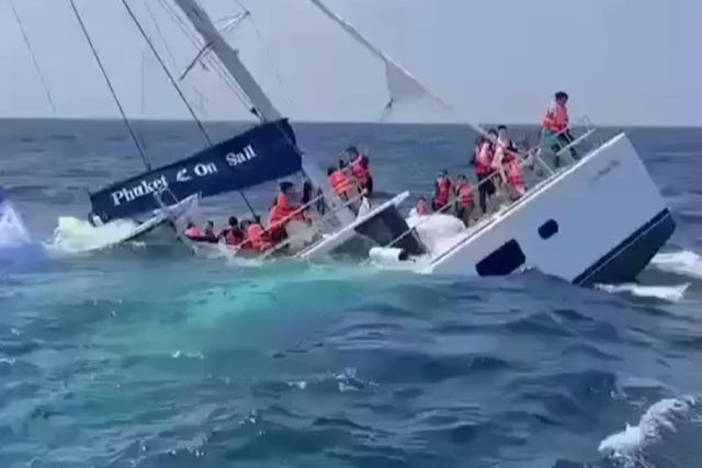 World News: VIDEO: 33 Chinese tourists saved from sinking boat near Phuket
