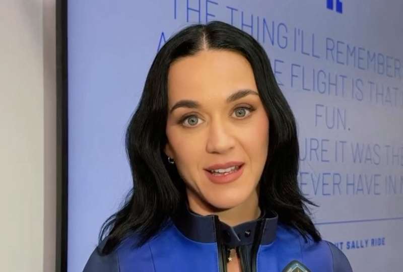 World News: Katy Perry and all-female crew land back on earth after 11 ...