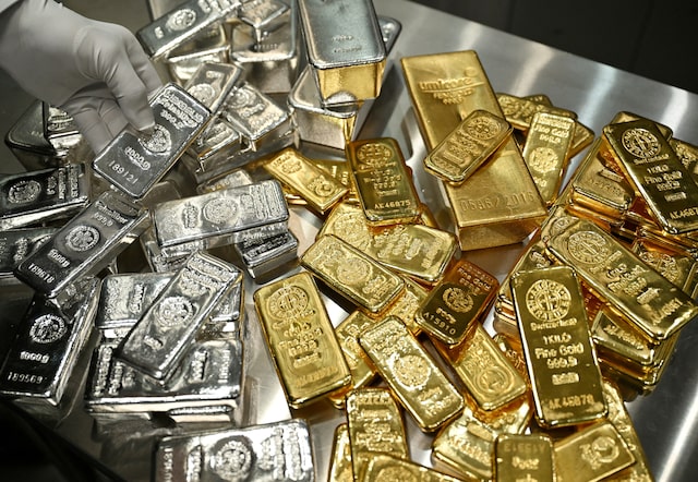 International Business: Gold edges past $4,600/oz as Powell-Trump rift ...